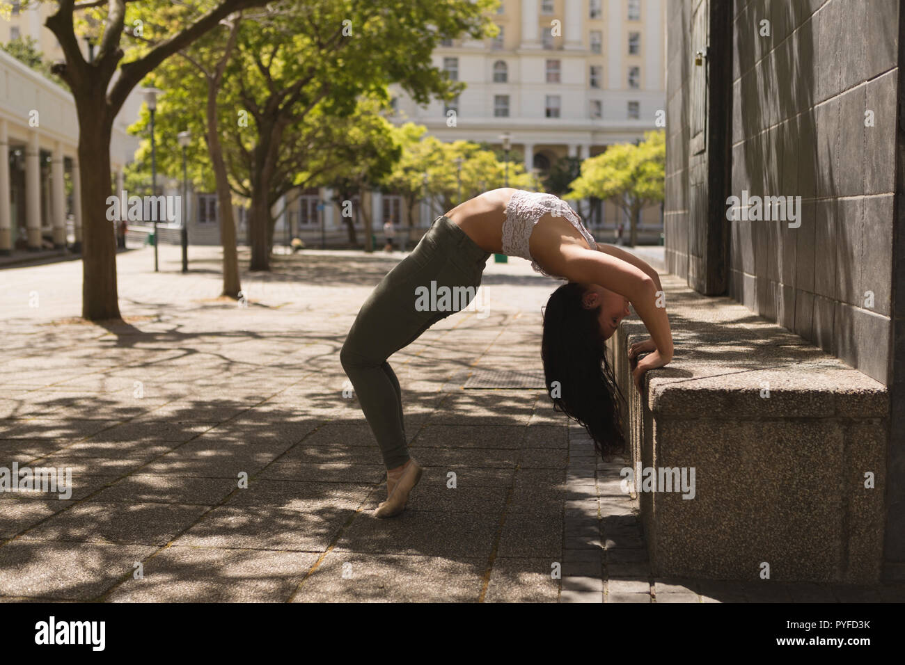 Urban dancer practicing dance in the city Stock Photo - Alamy