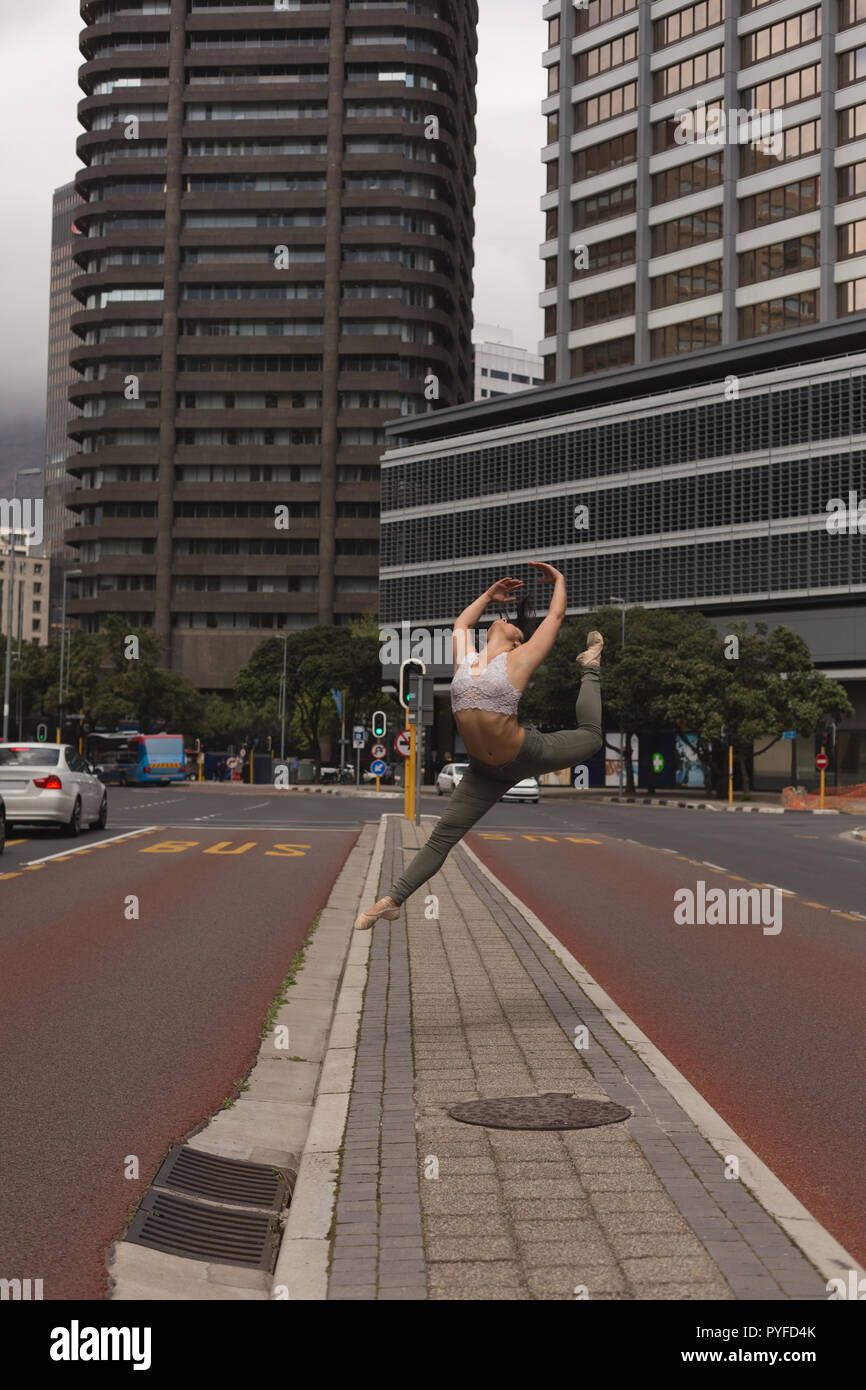 Urban dancer practicing dance in the city Stock Photo - Alamy