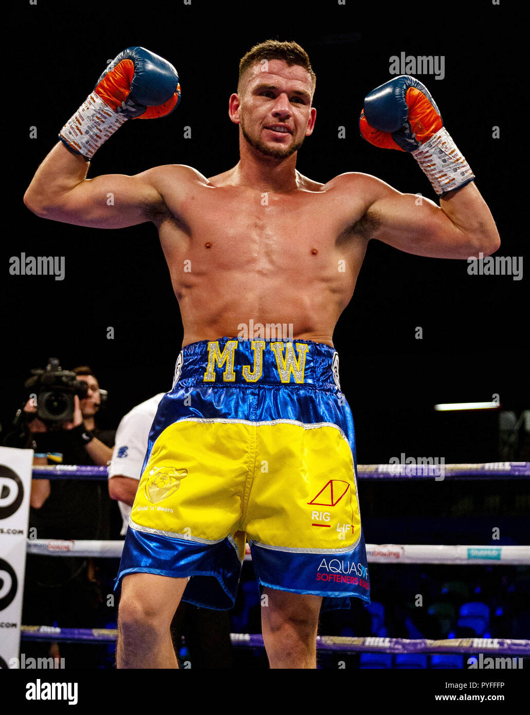 Martin J Ward celebrates victory in the Super-Featherweight Contest at ...