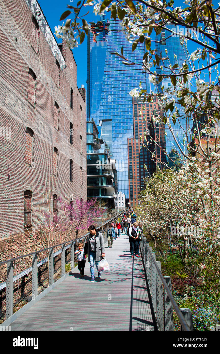 NEW YORK CITY, USA – APRIL 2018: The High Line walking trail in ...