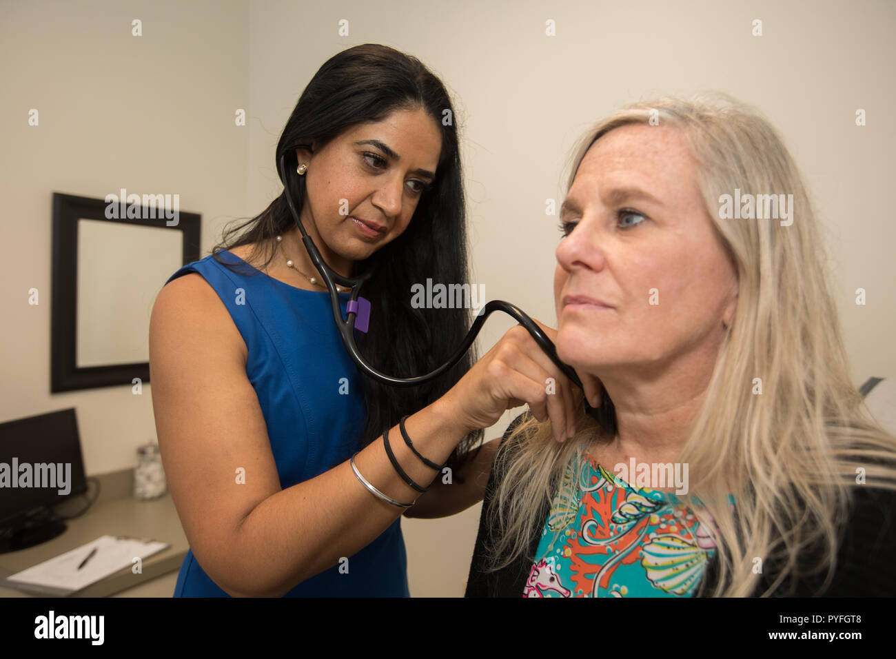 Cardiologist examines patient in exam room Stock Photo - Alamy