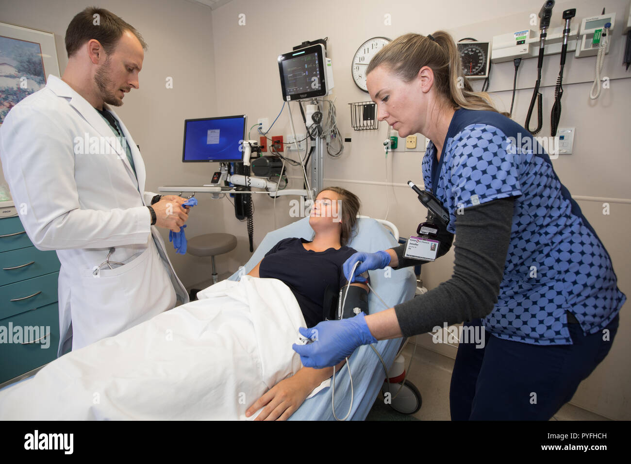 Emergency room doctor hi-res stock photography and images - Alamy