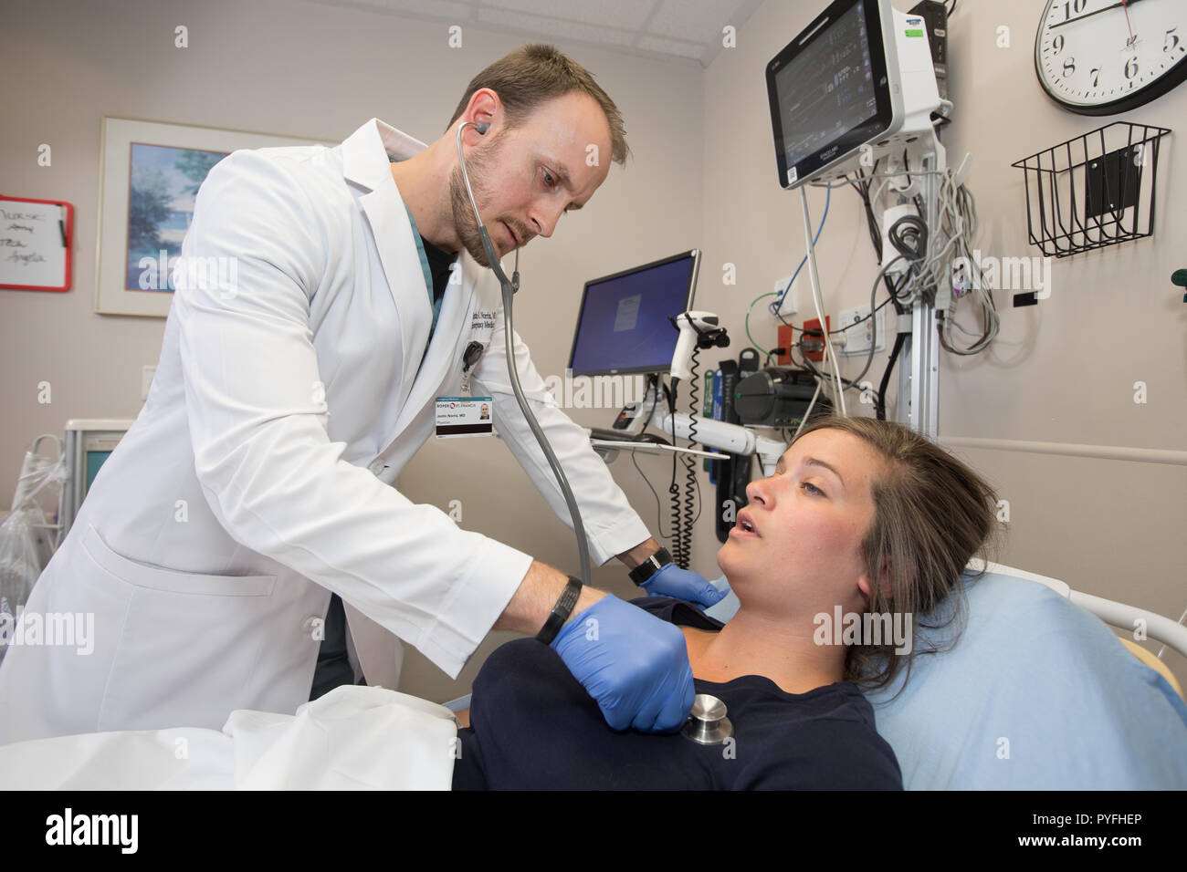 Emergency Room doctor in hospital with patient Stock Photo - Alamy