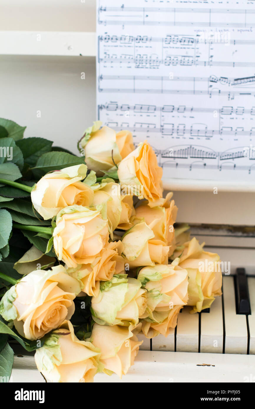 Bunch music notes hi-res stock photography and images - Alamy