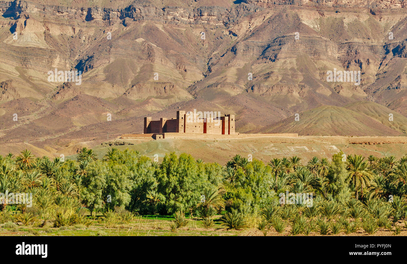 MOROCCO MUD WALLED FORT OR KSOUR IN THE DRAA VALLEY Stock Photo - Alamy