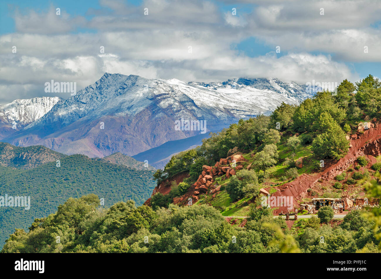 MOROCCO THE ATLAS MOUNTAINS COVERED IN WINTER SNOW Stock Photo - Alamy