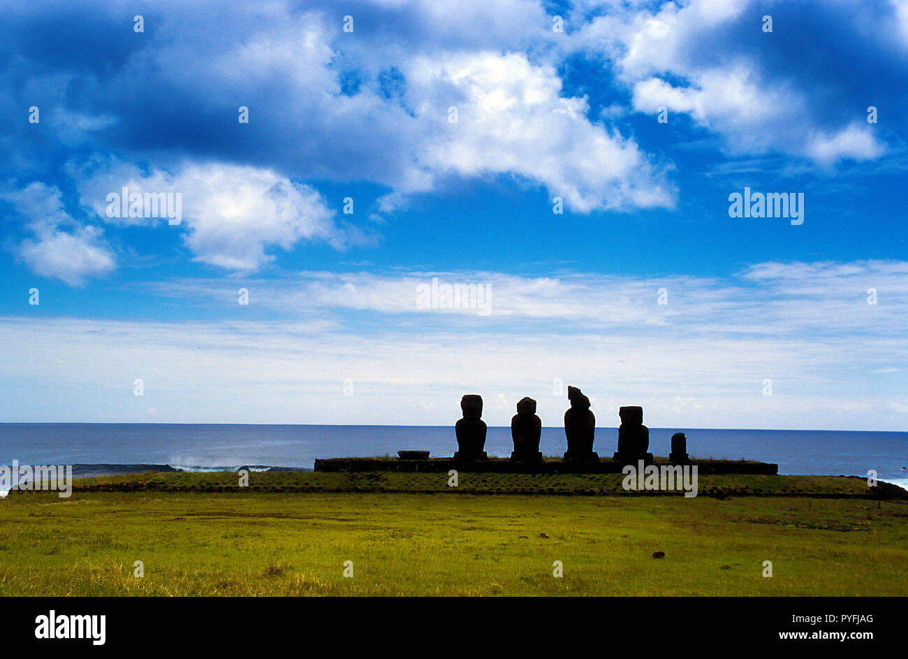 Maoi statues hi-res stock photography and images - Alamy