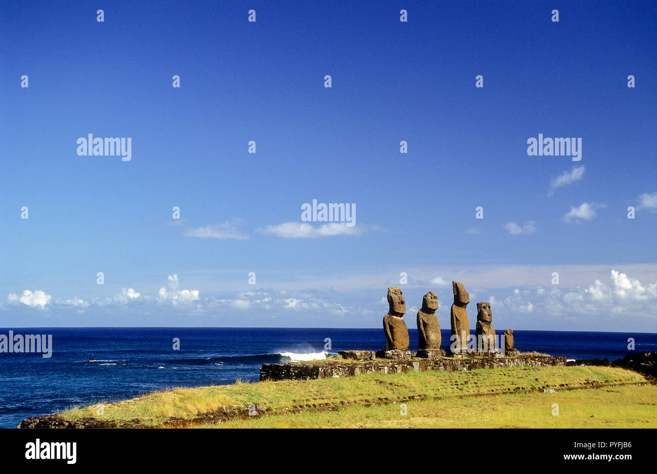 Maoi statues hi-res stock photography and images - Alamy