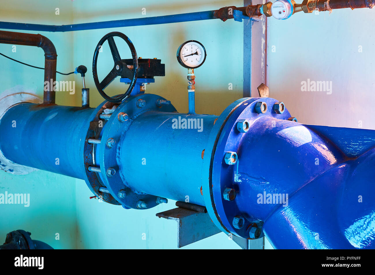 Big blue valves hi-res stock photography and images - Alamy