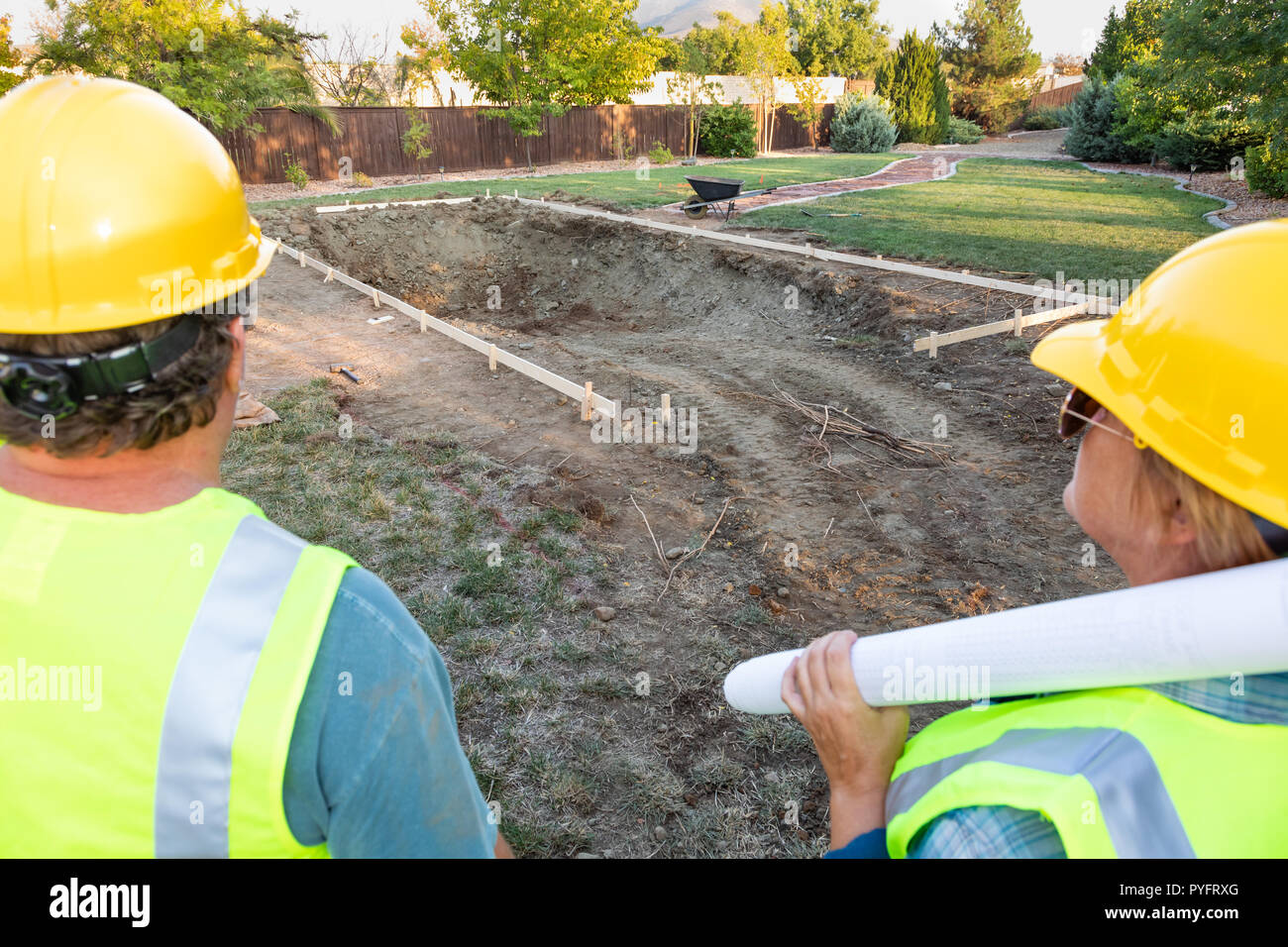 Pool construction workers hi-res stock photography and images - Alamy