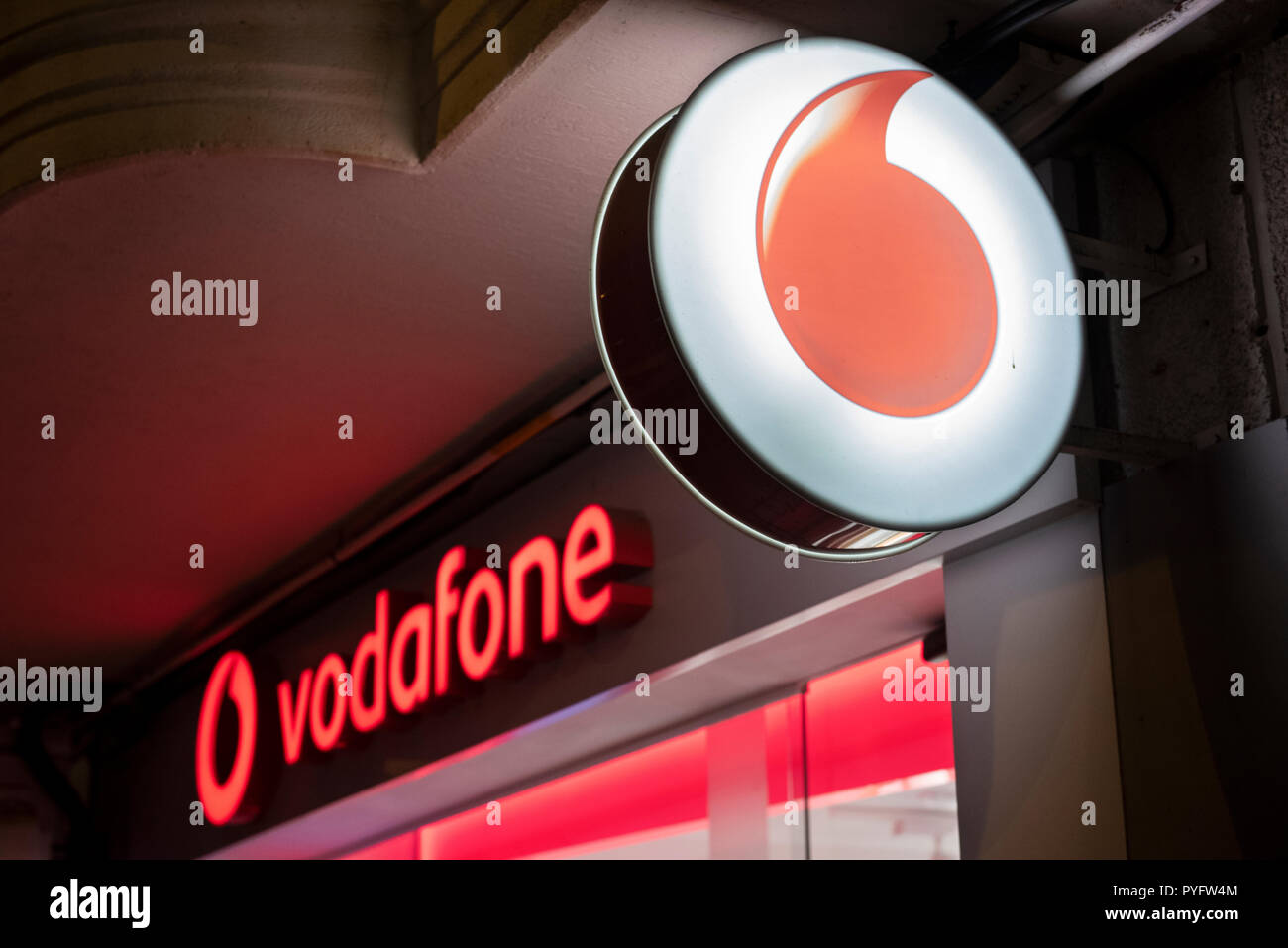 Vodafone store hi-res stock photography and images - Alamy