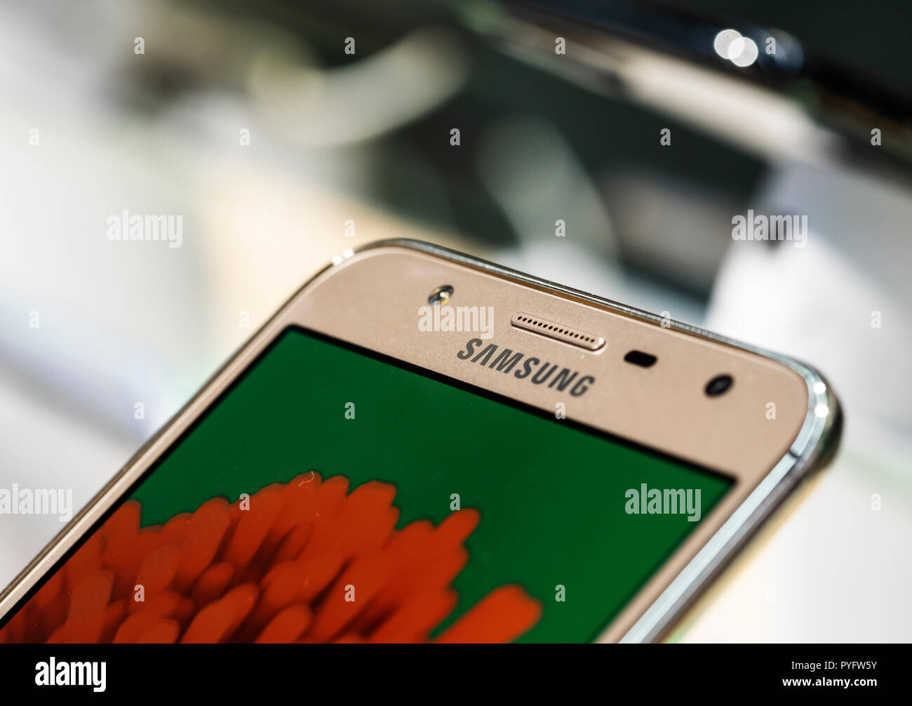 Samsung phone shop hi-res stock photography and images - Alamy