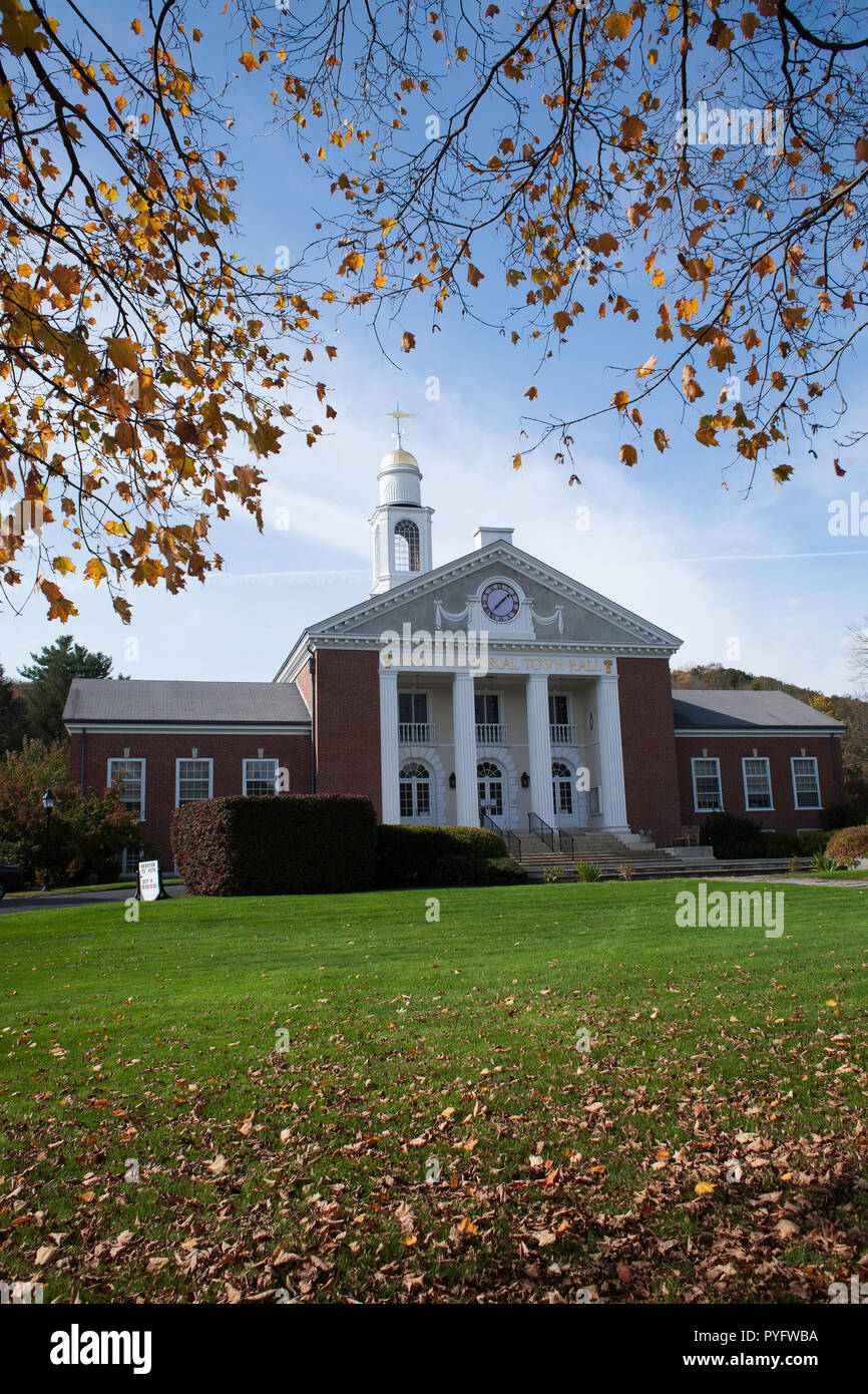 Memorial town hall hi-res stock photography and images - Alamy