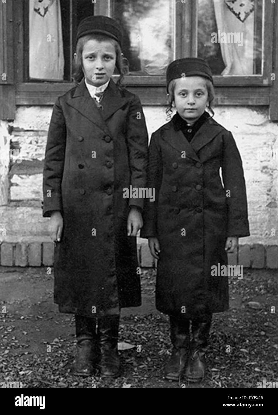 Two Jewish children wearing kashkets Stock Photo - Alamy