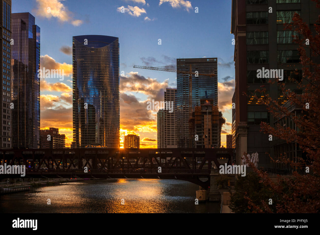 Sunset over the Chicago River in downtown Chicago Stock Photo - Alamy