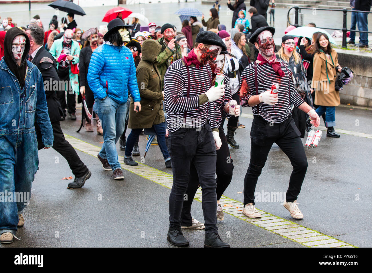 Bristol, UK. 27th October 2018. Dozens of people dressed as zombies ...