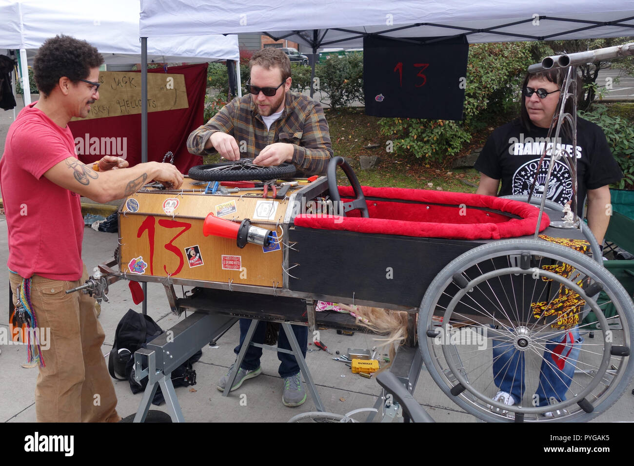 Eugene, Oregon, USA. 27th October, 2018. A crew does some quick repairs ...