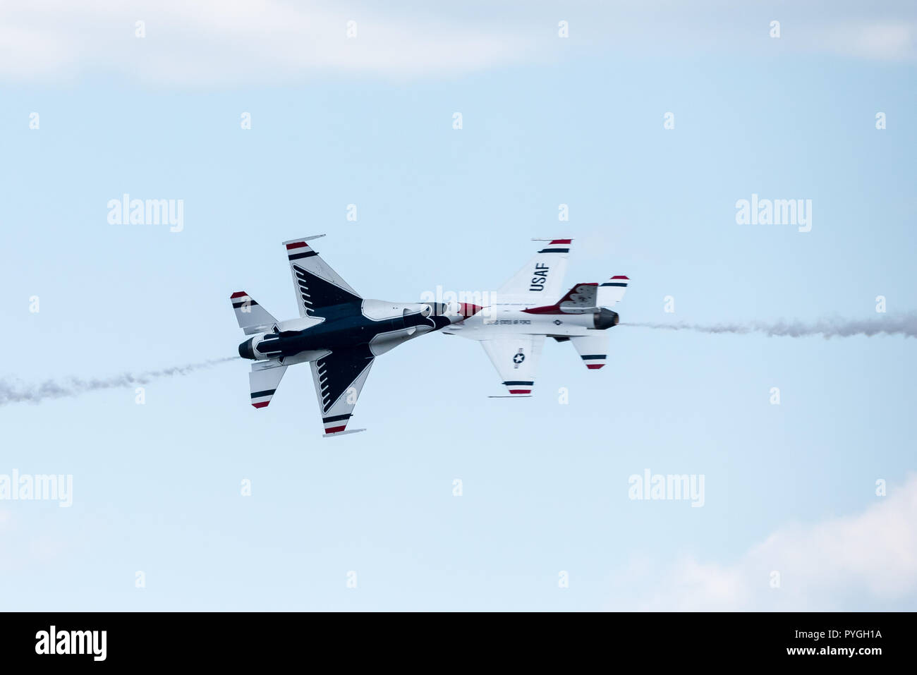 USAF Thunderbirds approaching an Opposing Knife-Edge Pass Stock Photo ...