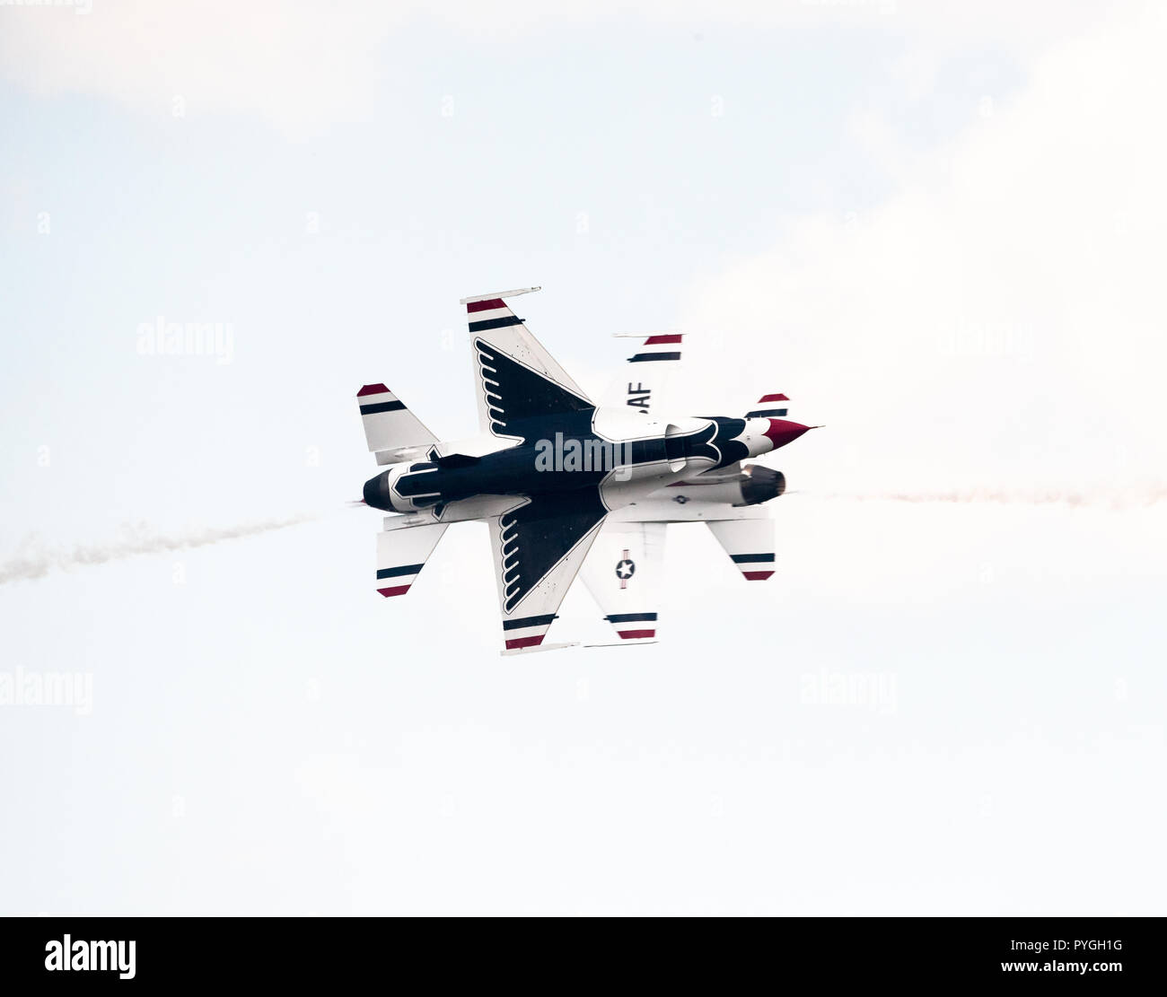 Jet flying inverted hi-res stock photography and images - Alamy