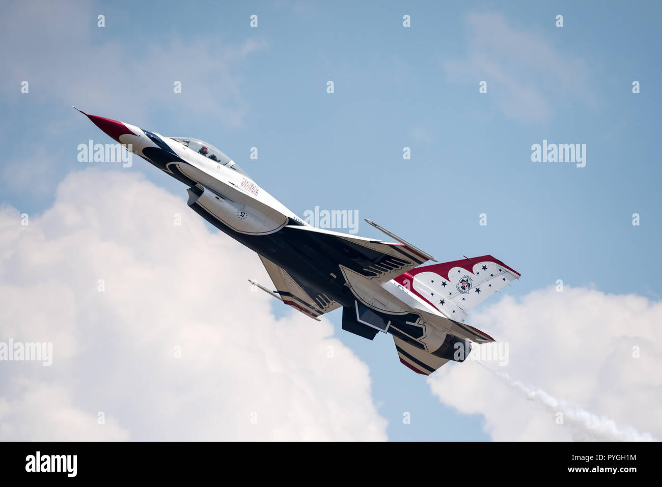Solo Thunderbirds F16 Fighting Falcon flying straight up Stock Photo ...