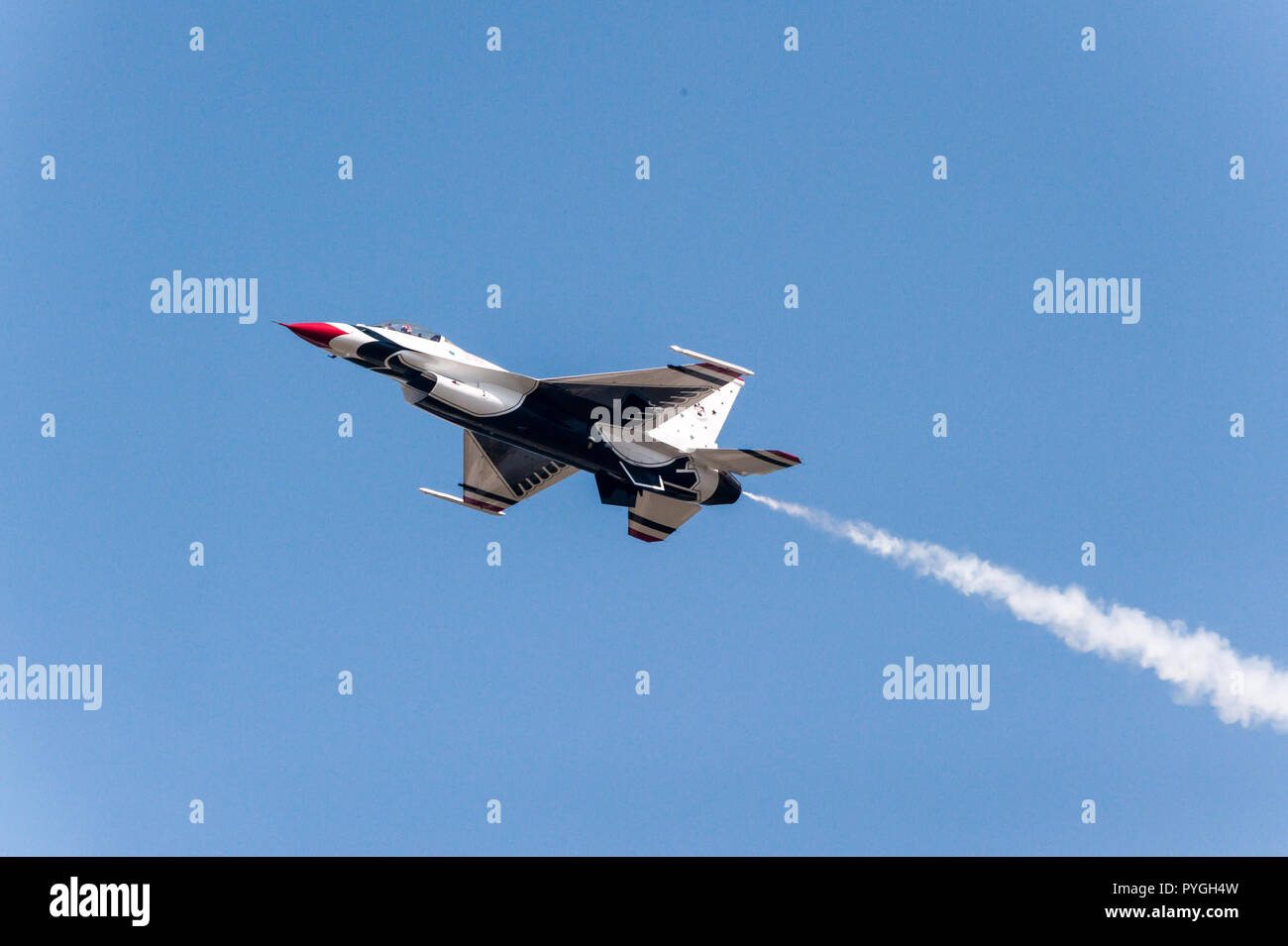Solo Thunderbirds F16 Fighting Falcon flying straight up Stock Photo ...