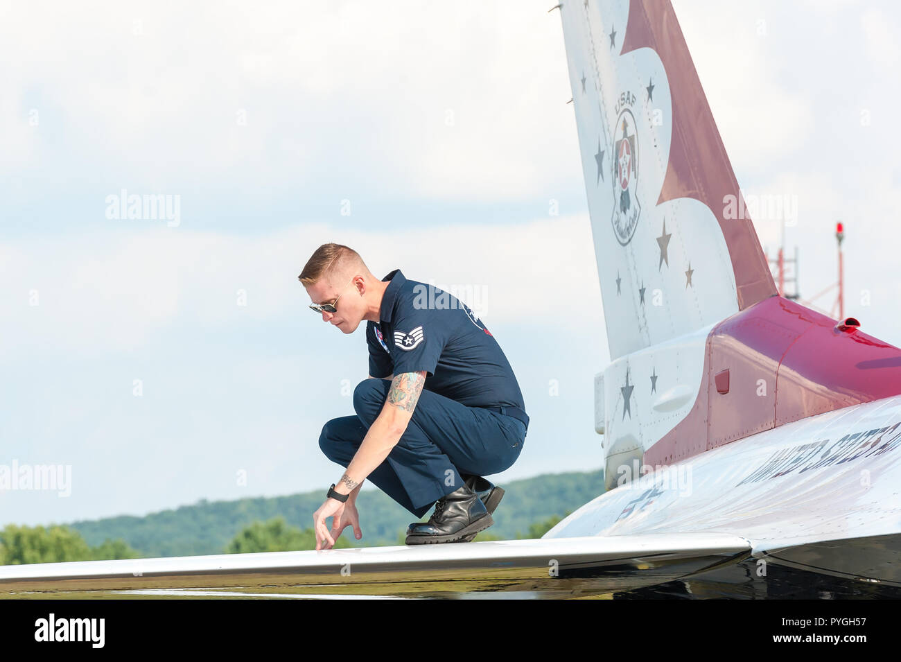 USAF Thunderbirds maintenance ground crew preparing for the ...
