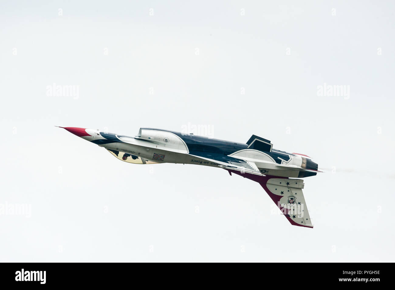 USAF Thunderbirds F16 flying inverted Stock Photo - Alamy