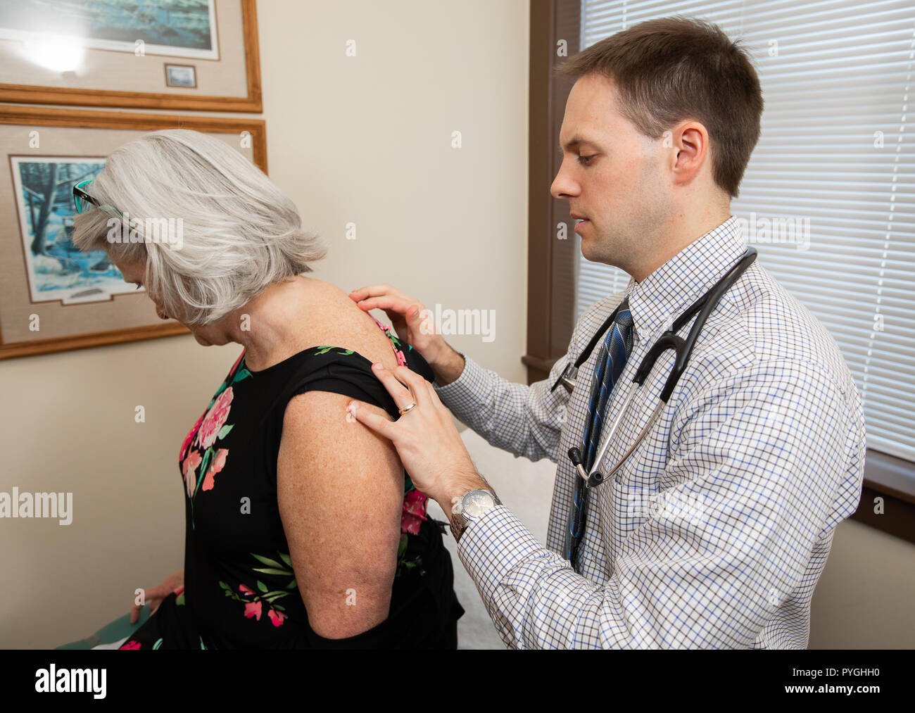 Doctor visits with patient in exam room Stock Photo - Alamy
