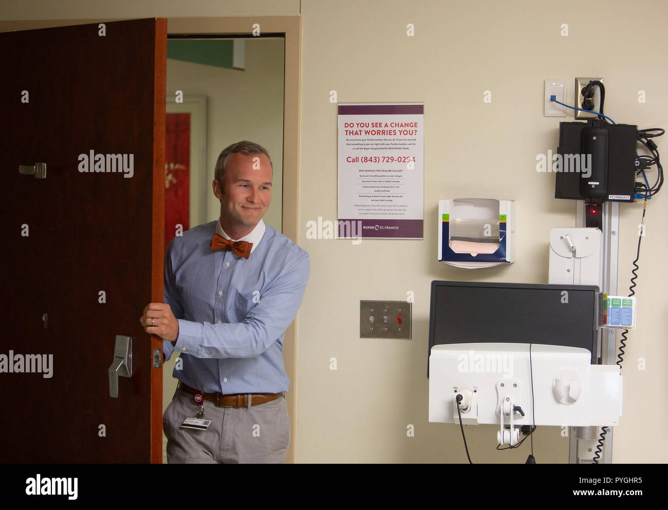 Doctor enters hospital bedroom Stock Photo - Alamy