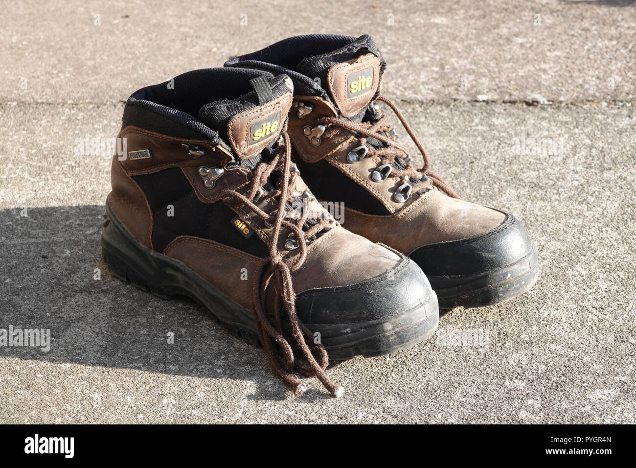 Old work boots Stock Photo - Alamy