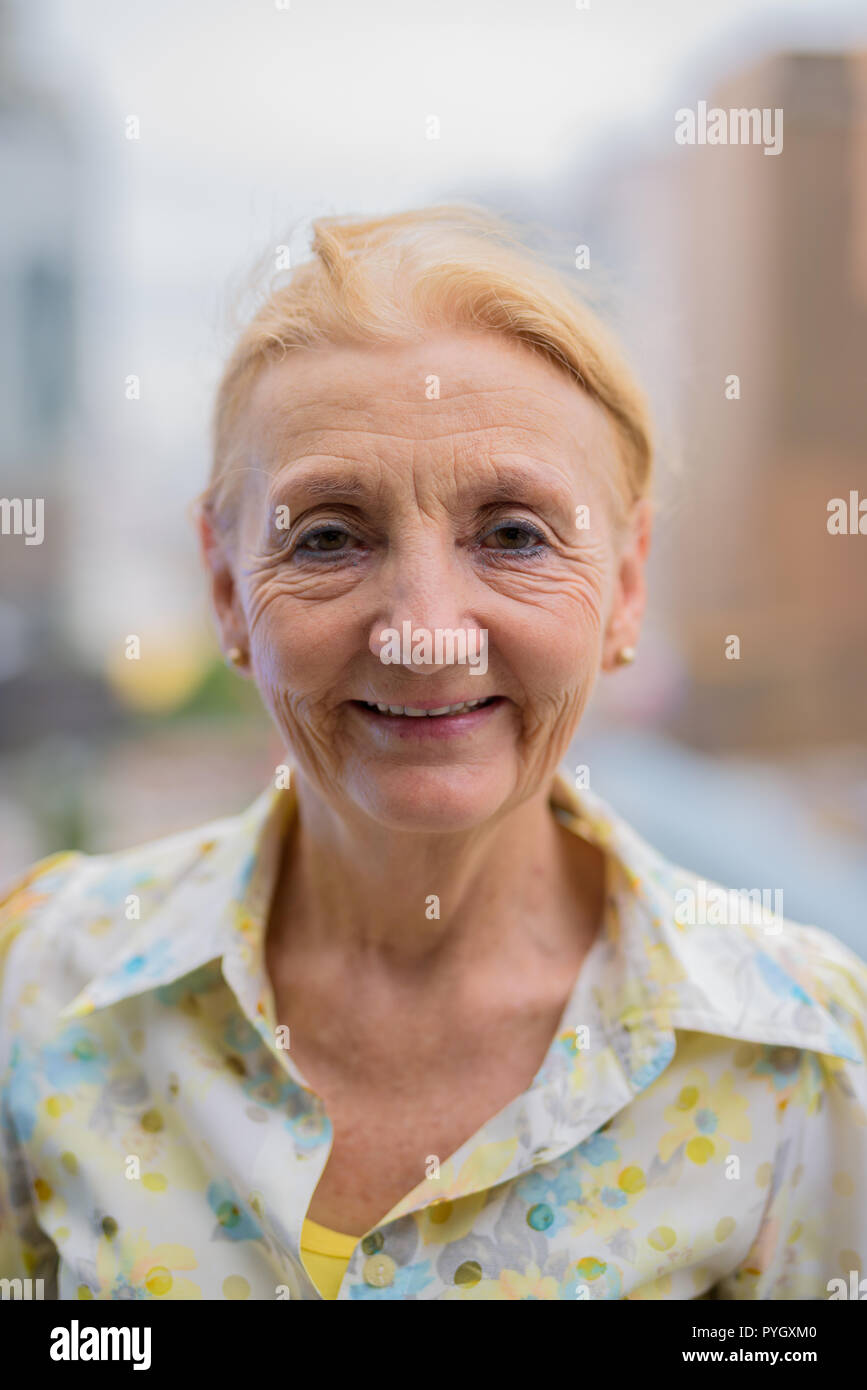 Face senior smiling closeup hi-res stock photography and images - Alamy