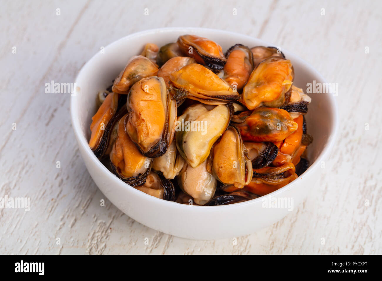 Tasty bowl of salty sea clams Stock Photo - Alamy