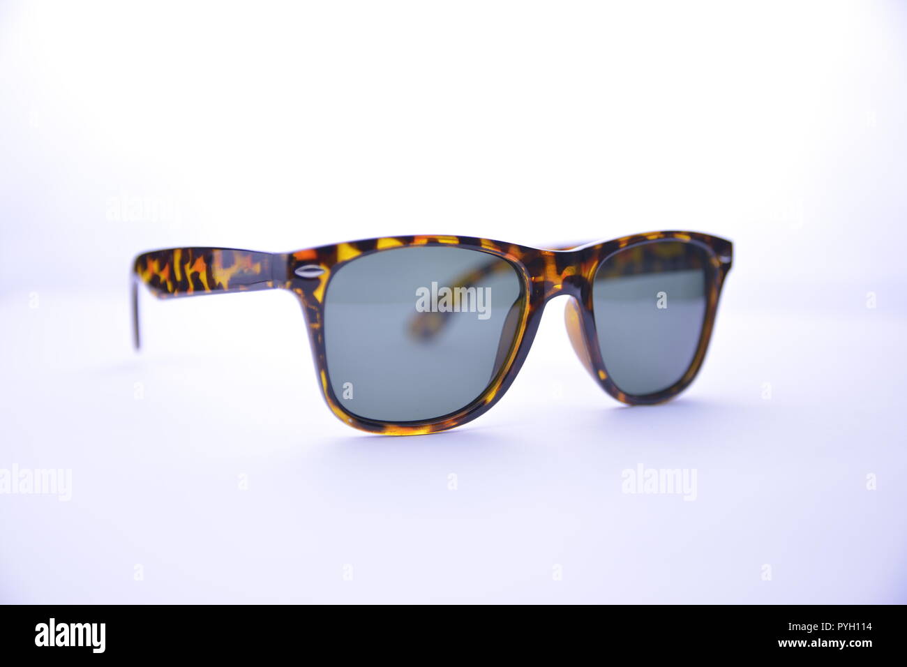 Leopard glasses hi-res stock photography and images - Alamy