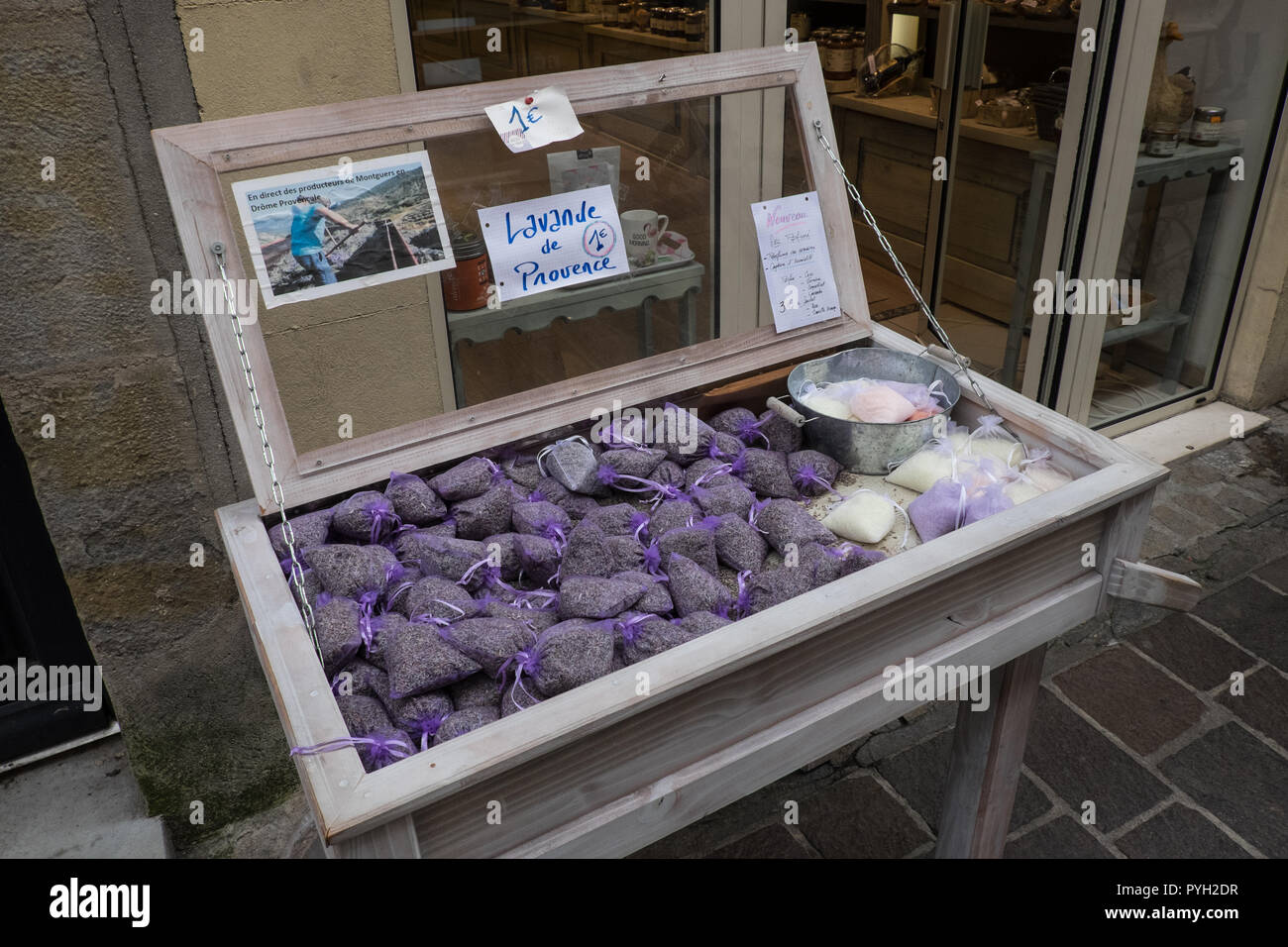 Smelling perfume shop hi-res stock photography and images - Alamy