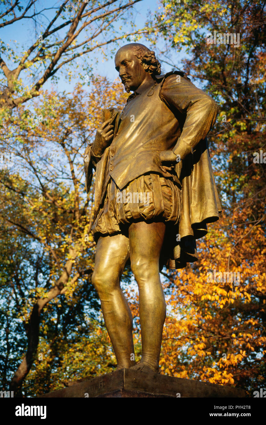 Bronze Statue of Shakespeare in autumn, Central Park, NYC, USA Stock ...