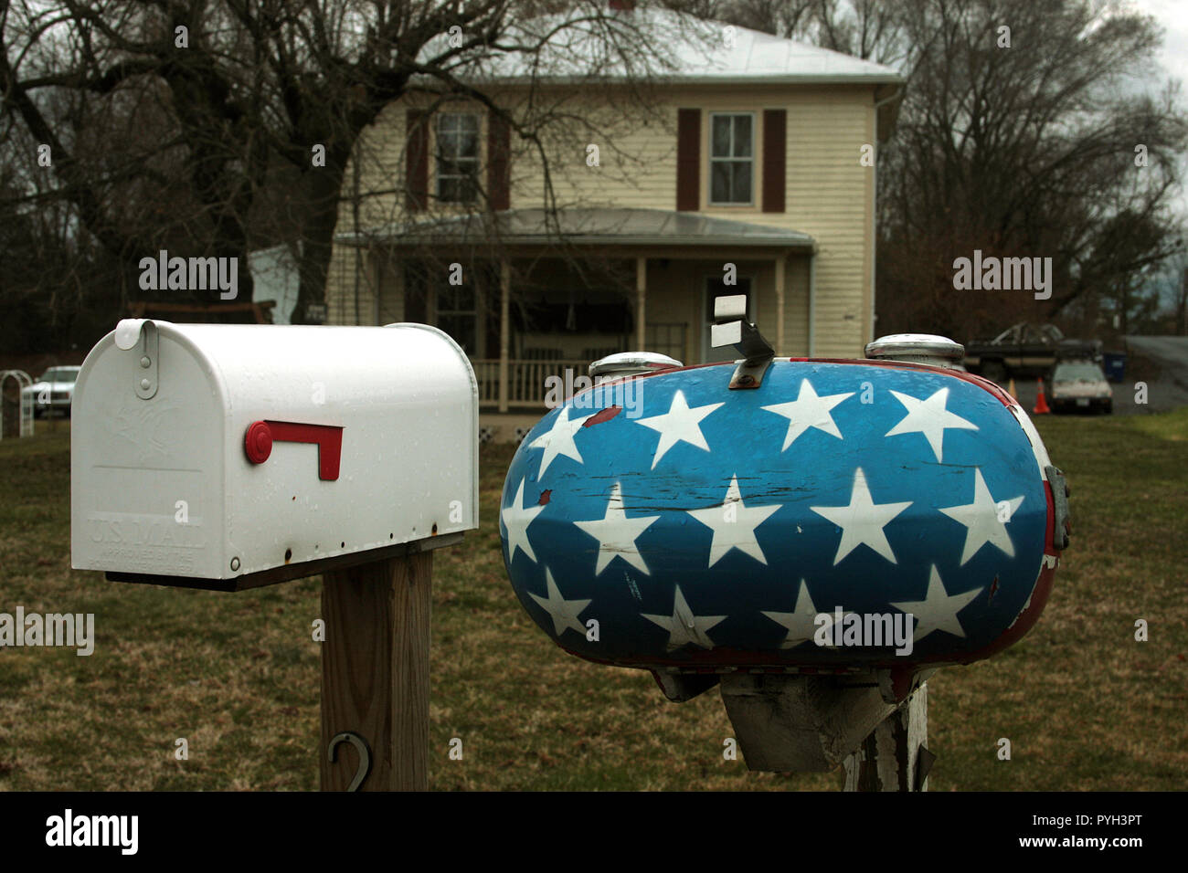 Mailbox american flag hi-res stock photography and images - Alamy