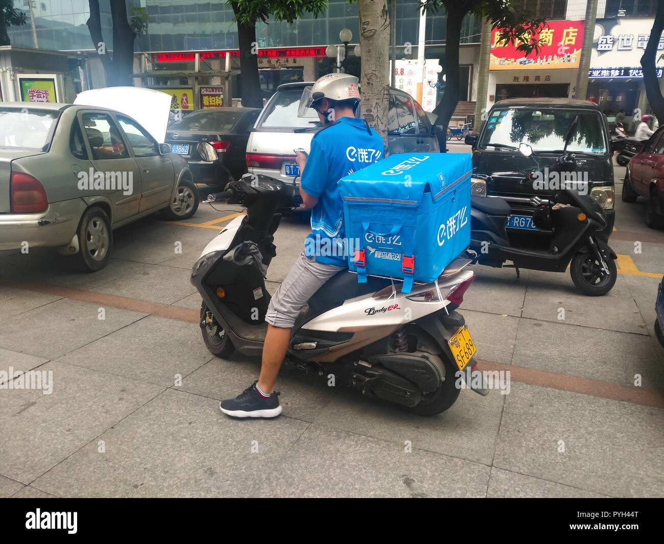 Delivery people hi-res stock photography and images - Alamy
