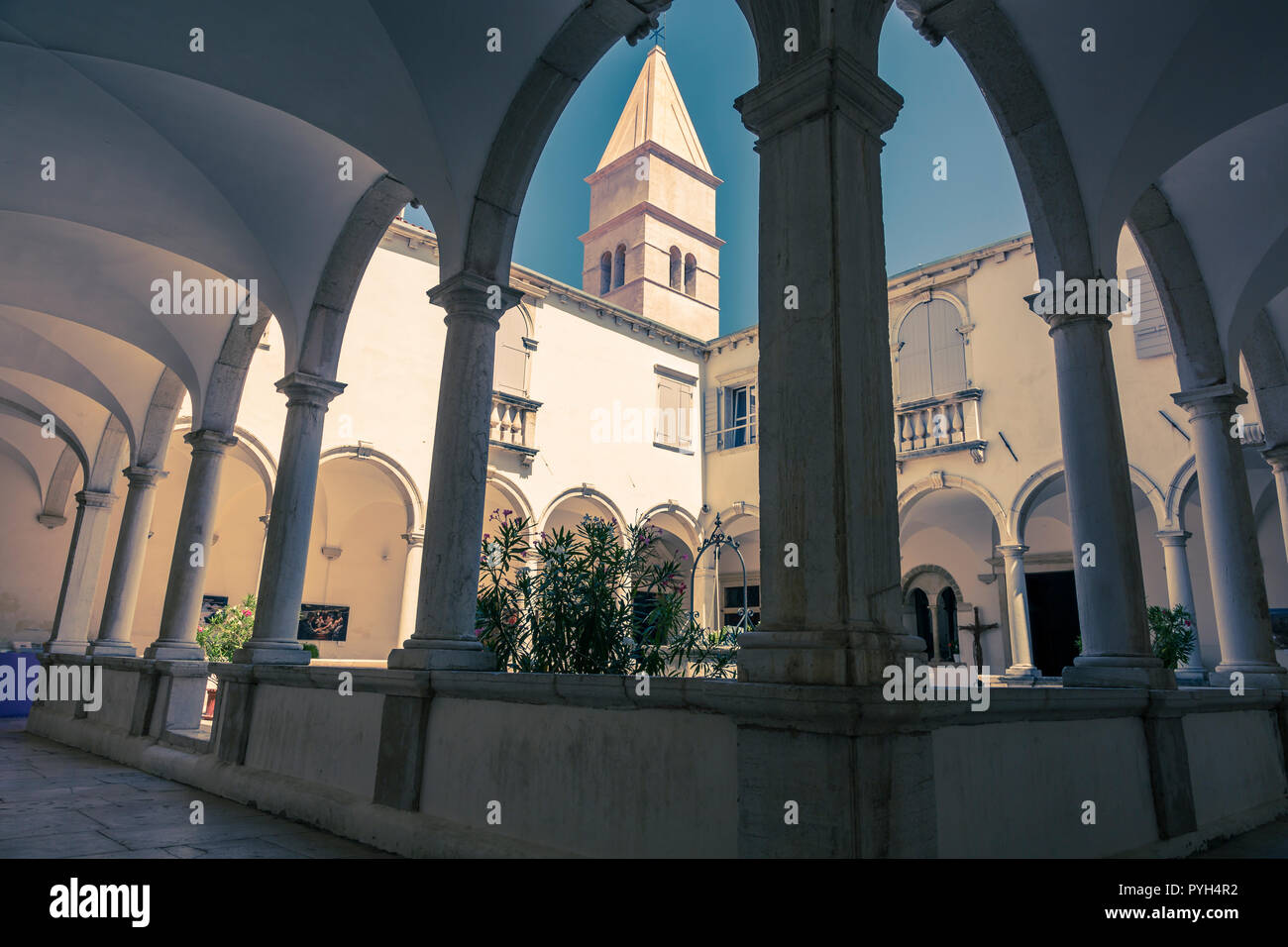 Cloister sea hi-res stock photography and images - Alamy