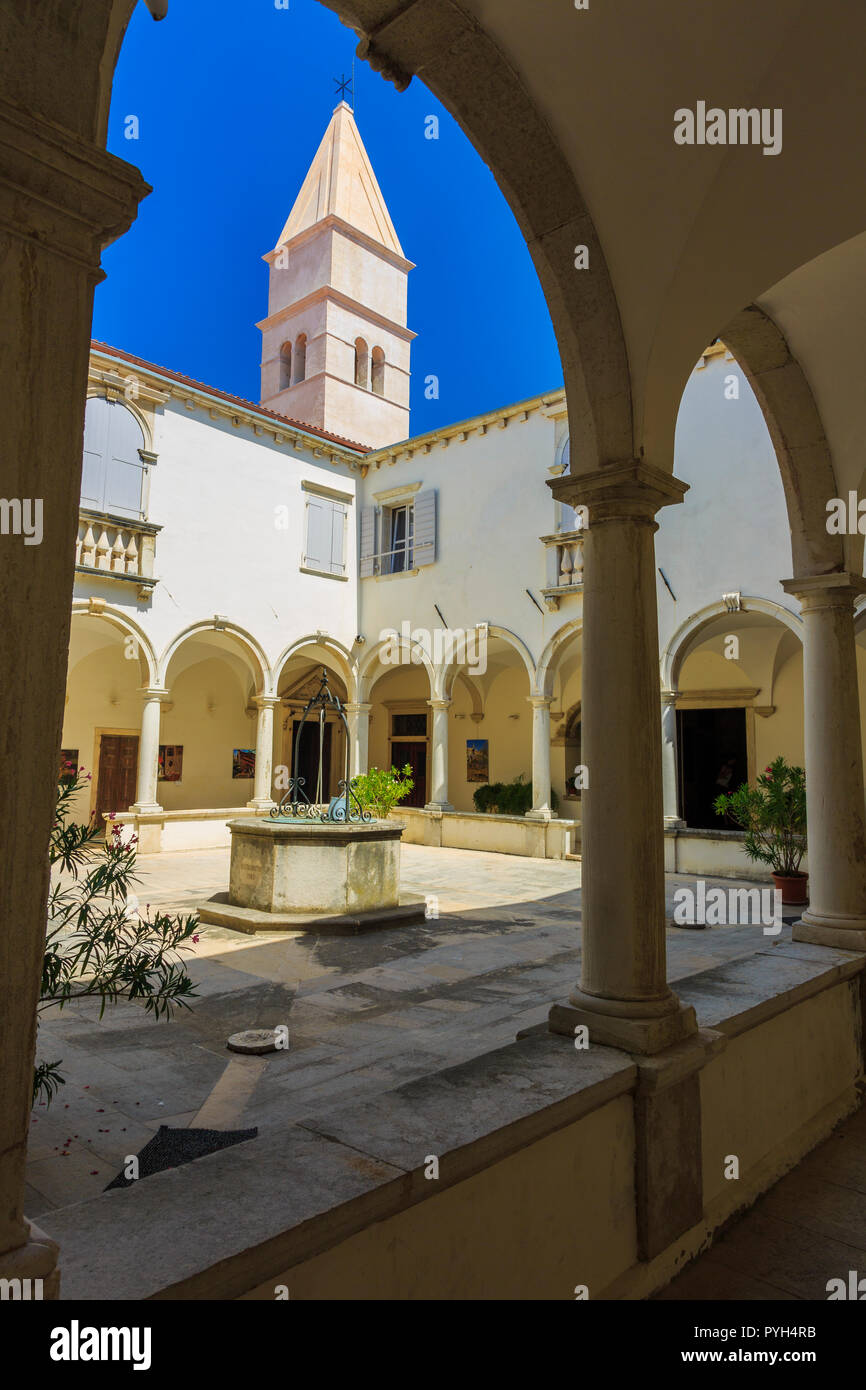 Cloister sea hi-res stock photography and images - Alamy