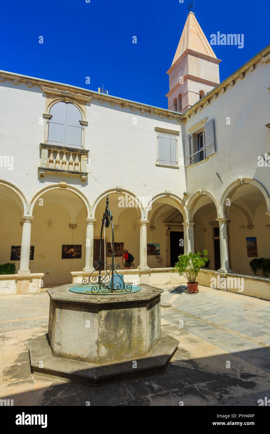 Cloister views hi-res stock photography and images - Alamy