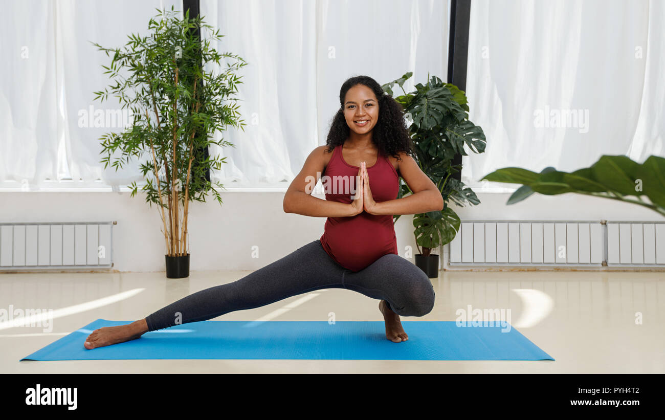 Pose in studio hi-res stock photography and images - Alamy