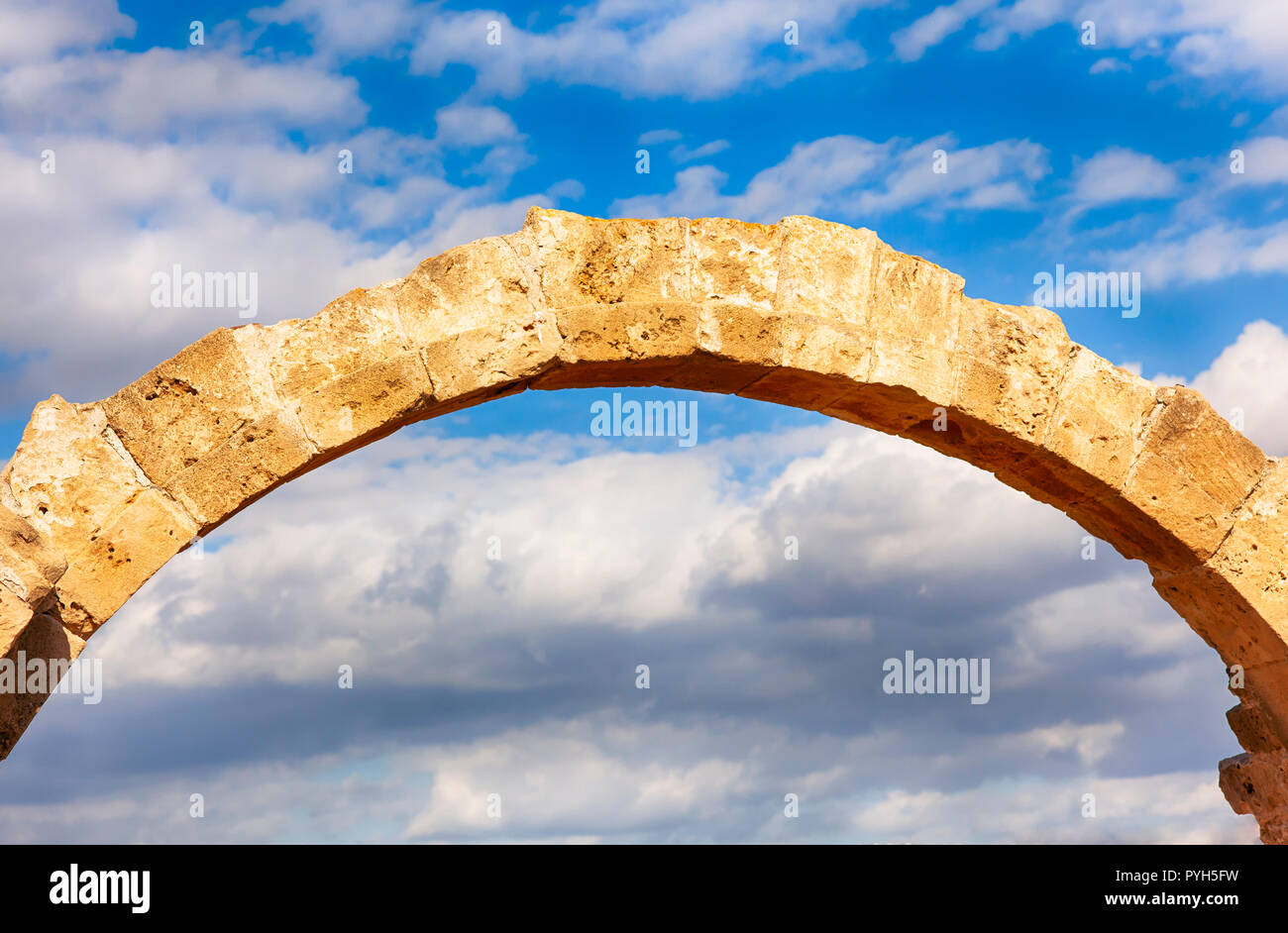 Ancient stone arch hi-res stock photography and images - Alamy