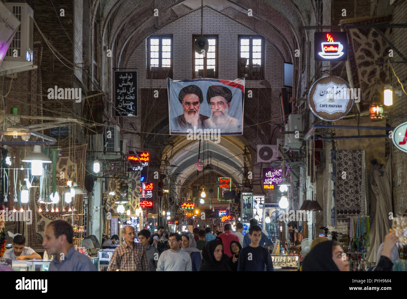 ISFAHAN, IRAN - AUGUST 8, 2018: Street of the Isfahan bazarw ith the ...