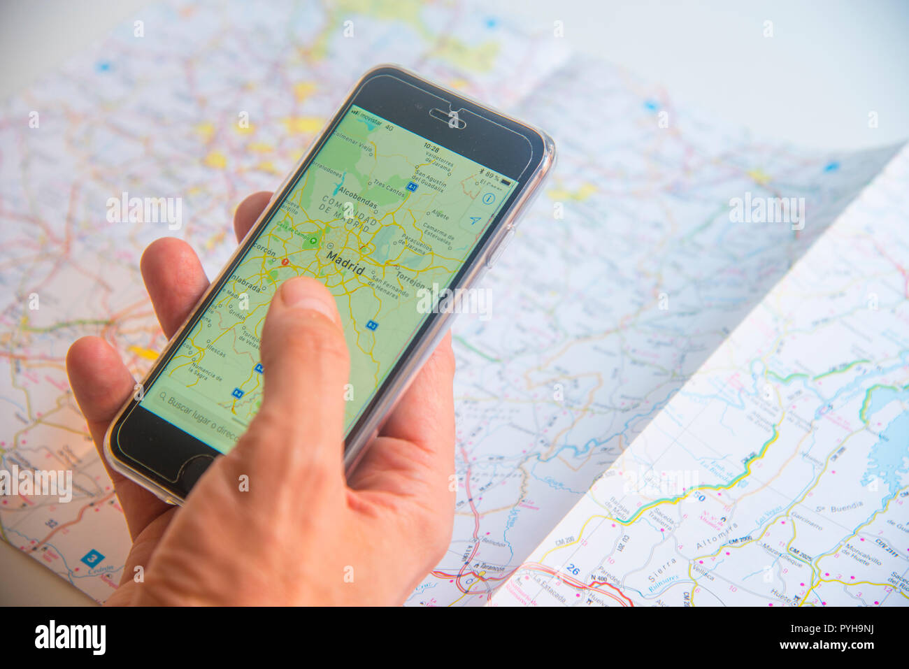 Hombre sosteniendo mapa hi-res stock photography and images - Alamy