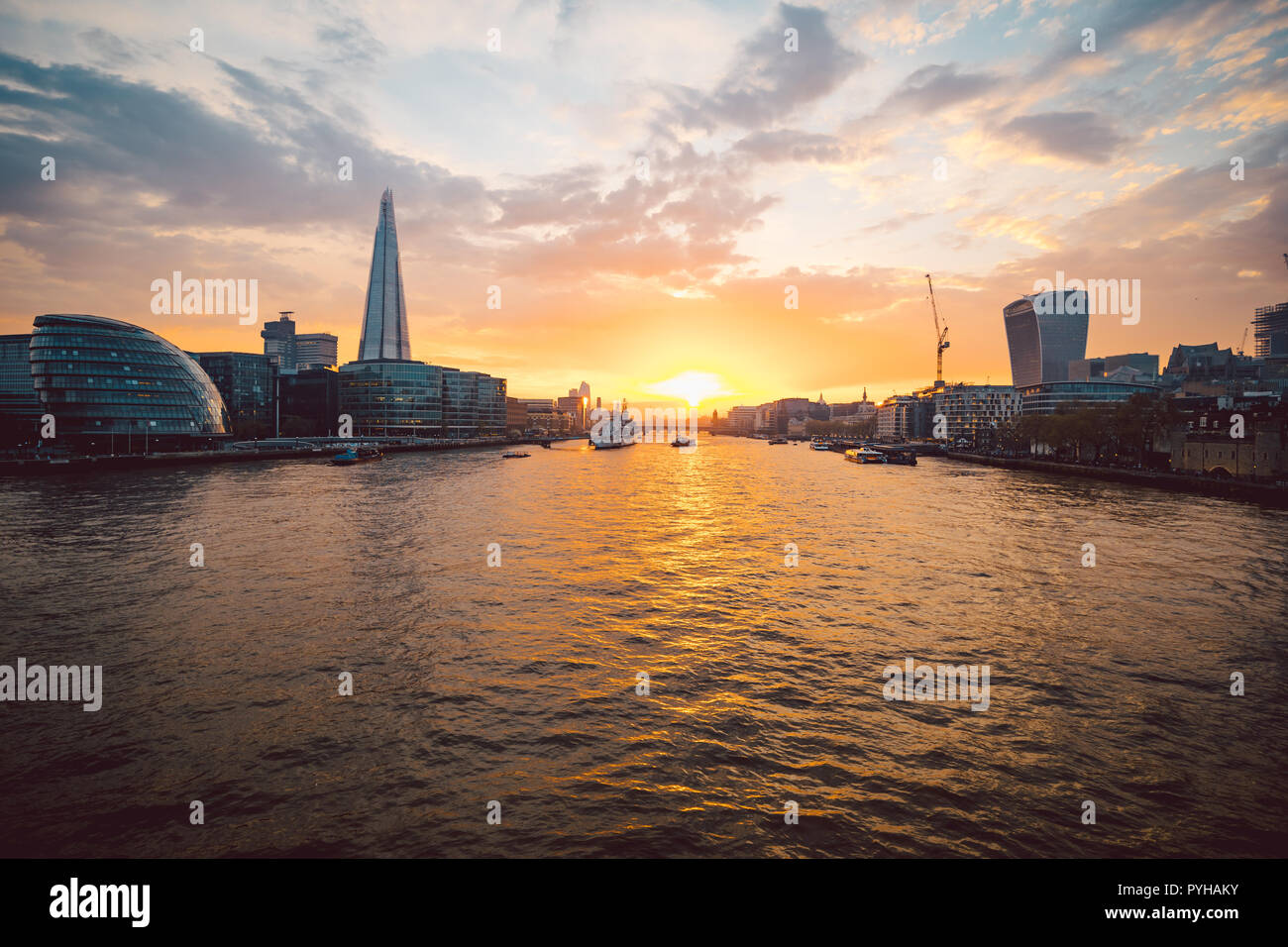 Amazing sunset over the river Thames in London Stock Photo - Alamy