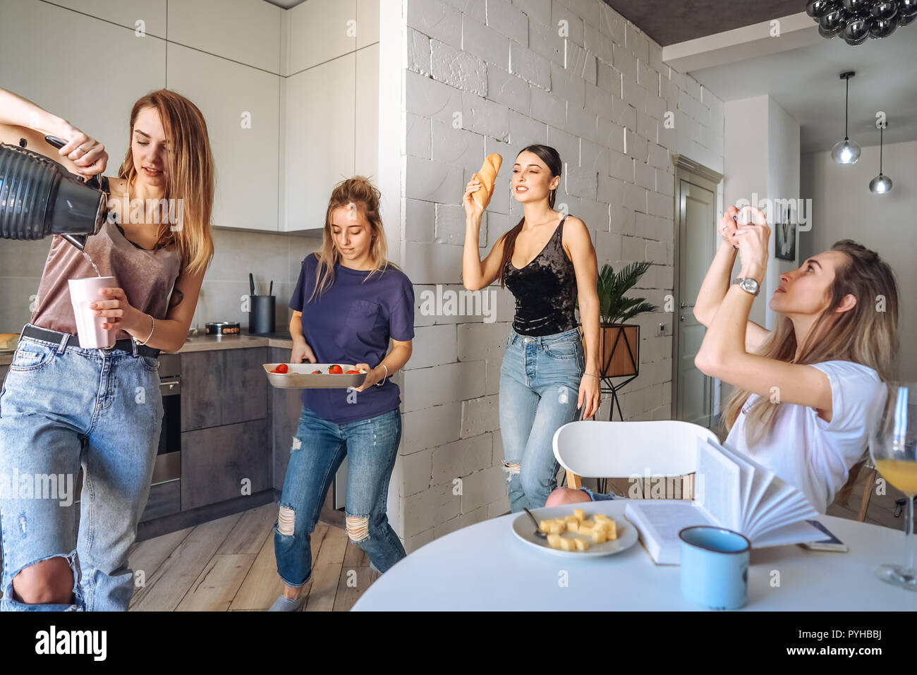 friends in the kitchen Stock Photo - Alamy