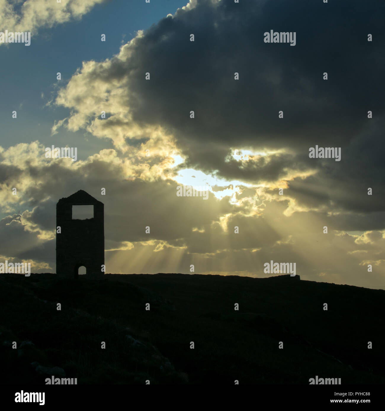 Cornwall engine house sunset hi-res stock photography and images - Alamy