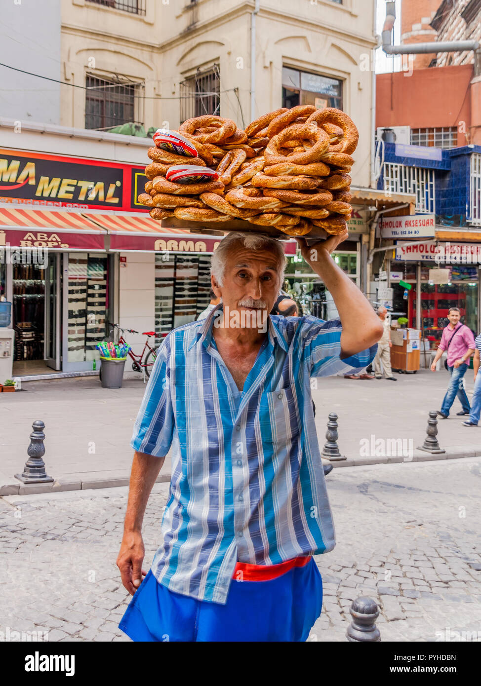 Man carrying bread on head hi-res stock photography and images - Alamy