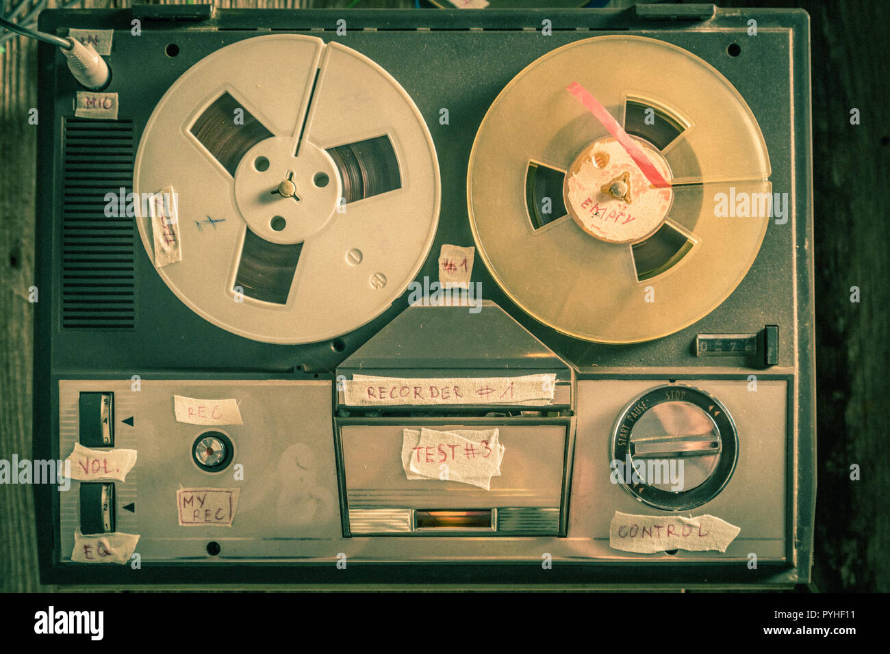 Tape recorder 1970s microphone hi-res stock photography and images - Alamy