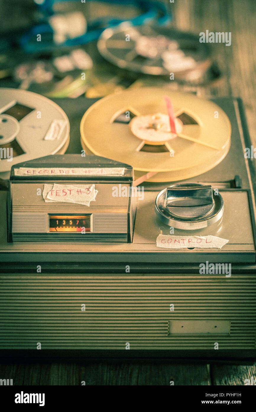 Tape recorder 1970s microphone hi-res stock photography and images - Alamy